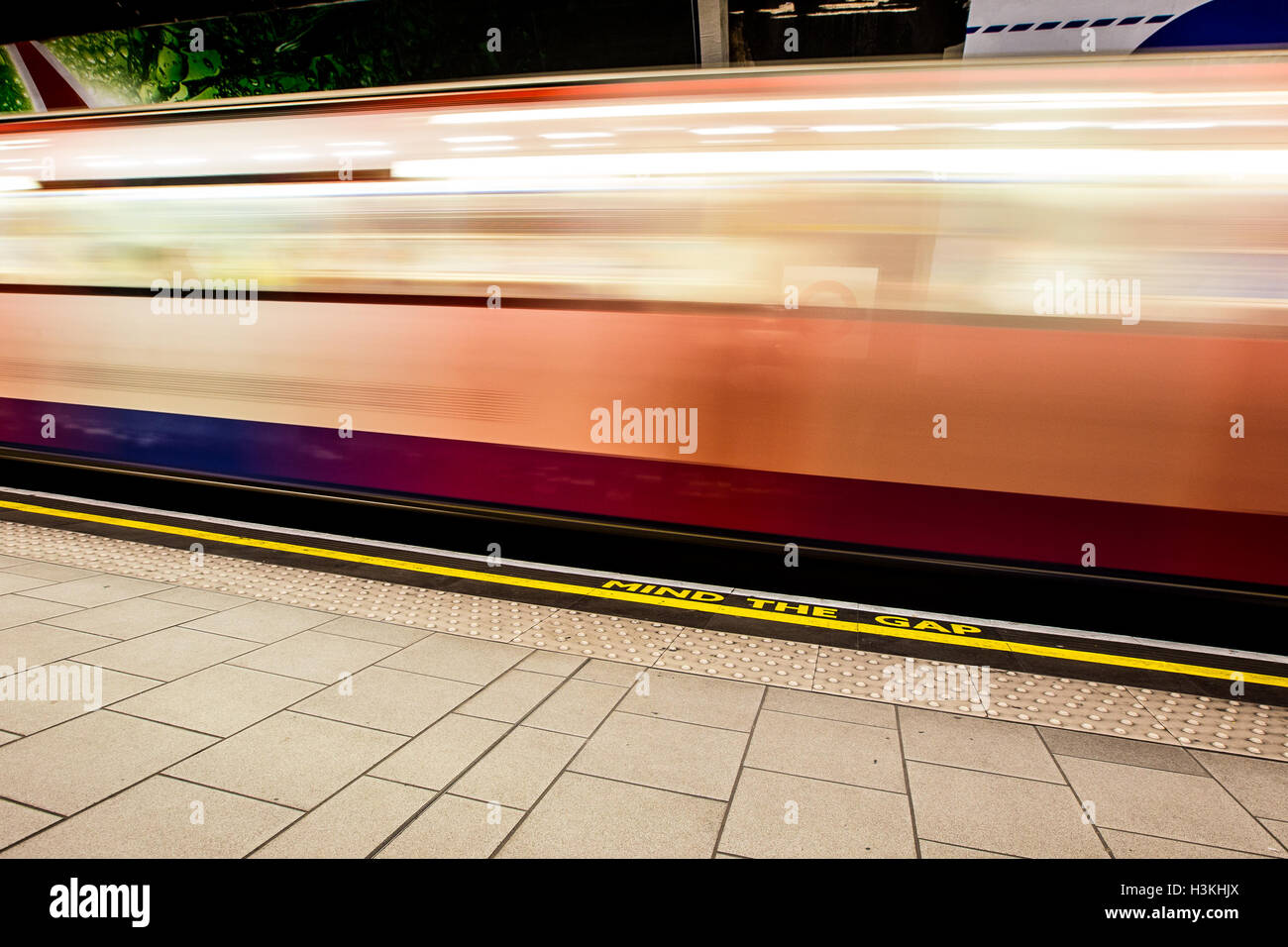 London underground tube station train Stock Photo - Alamy