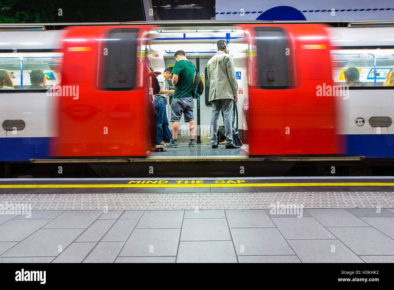 London underground tube hi-res stock photography and images - Alamy