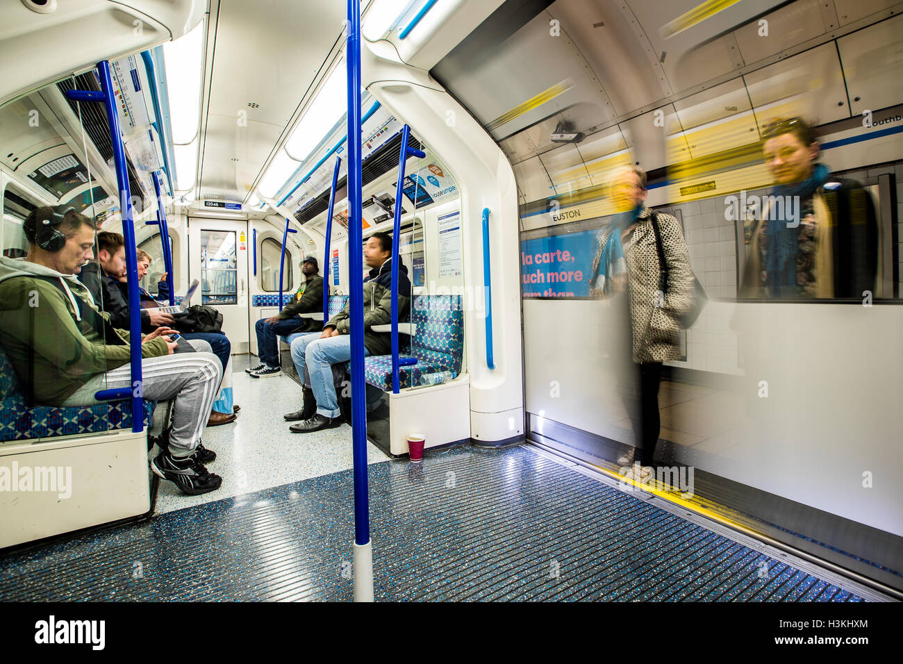 London underground tube train hi-res stock photography and images - Alamy