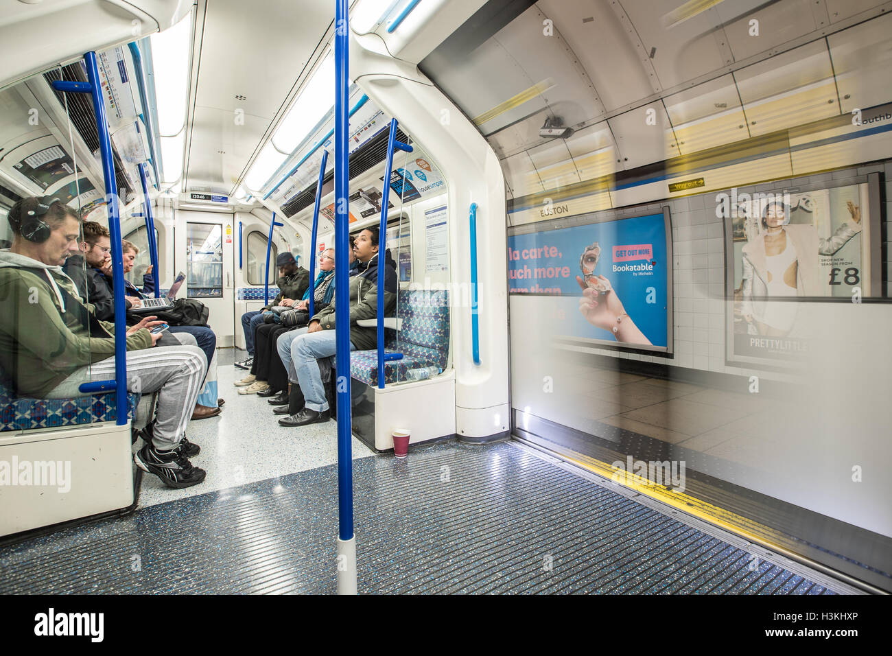 London underground tube train hi-res stock photography and images - Alamy