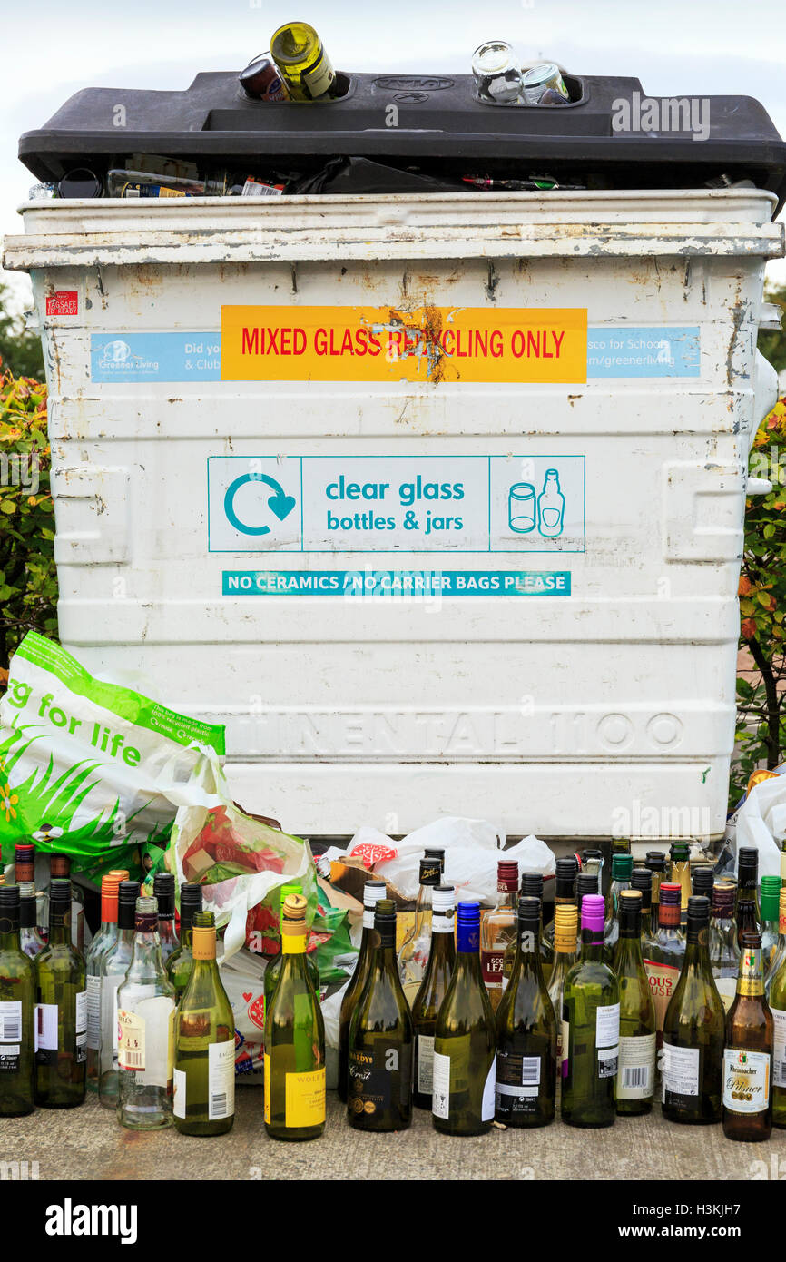 Alcohol bottles bin hi-res stock photography and images - Alamy