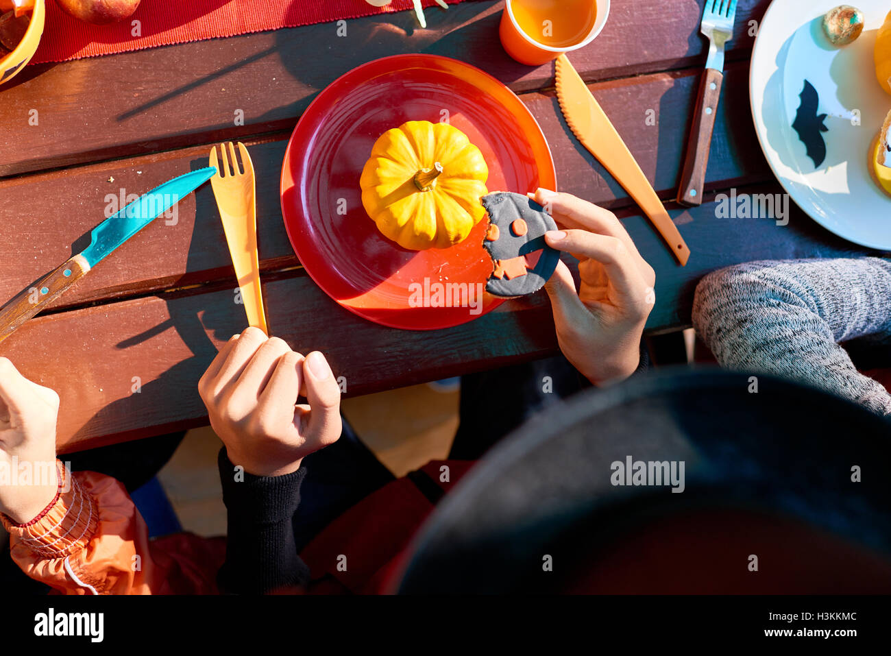 Table of people eating outdoors hi-res stock photography and images - Alamy