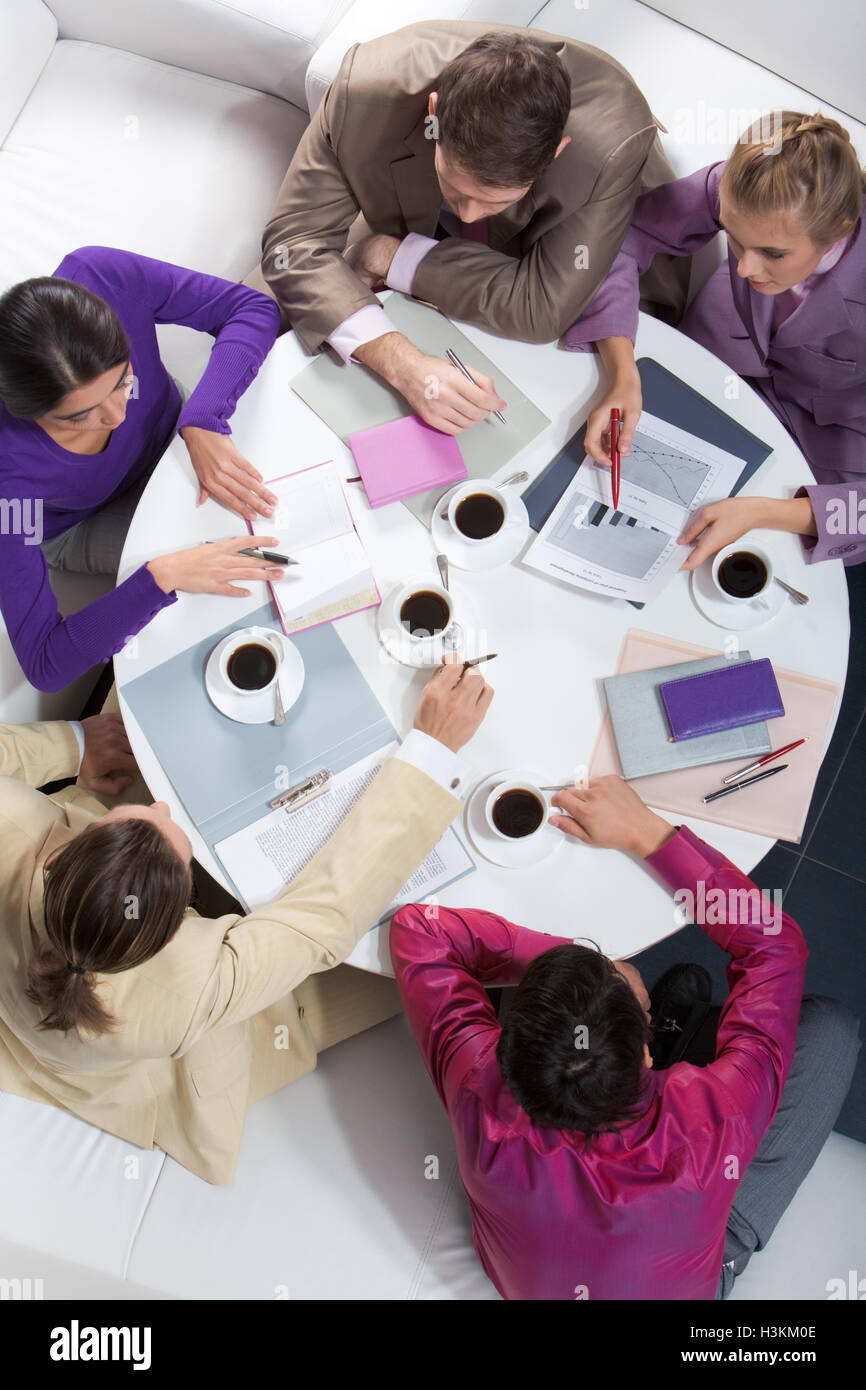 Business people meeting round table hi-res stock photography and images ...