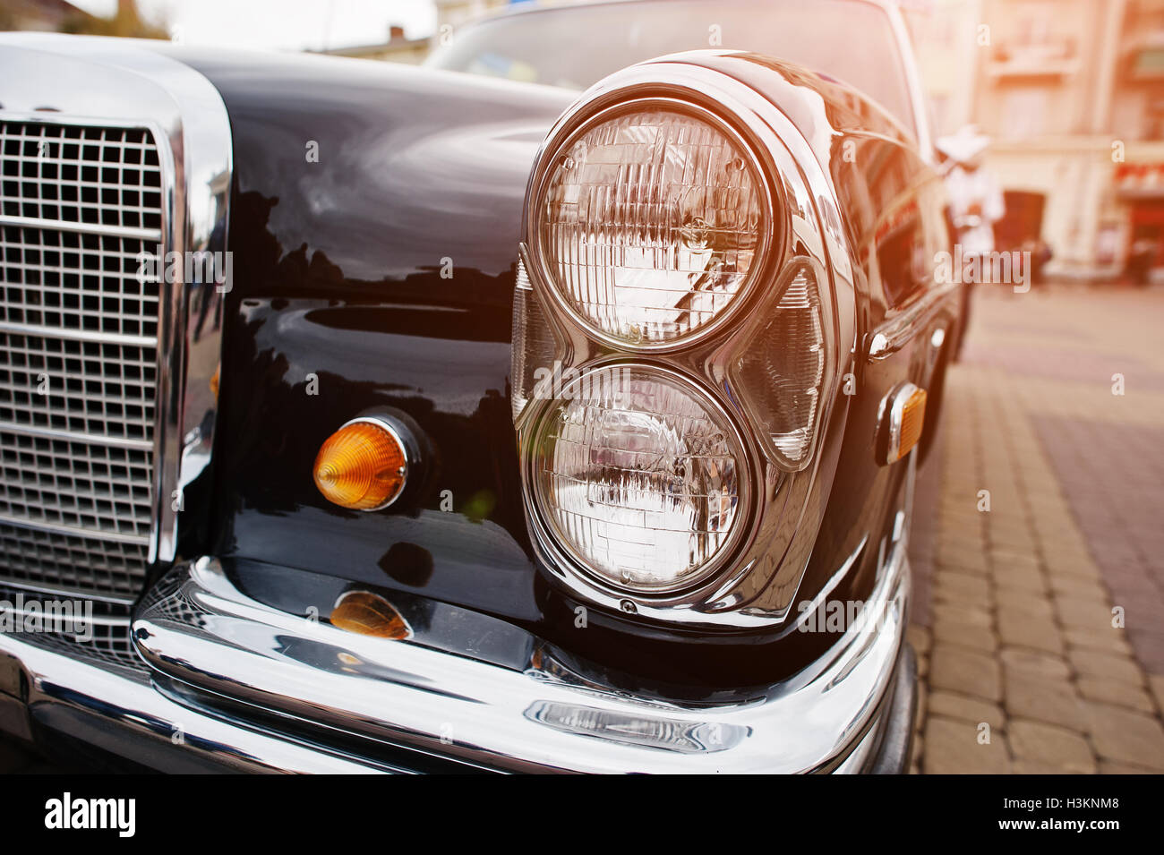 Retro car headlight. Front of old vintage car Stock Photo - Alamy