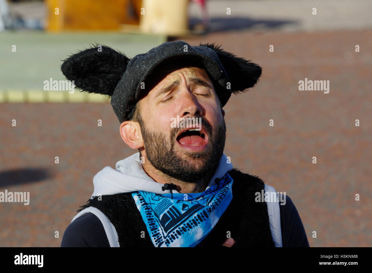 Performers at Llandudno Arts Week LLAWN04 Stock Photo - Alamy