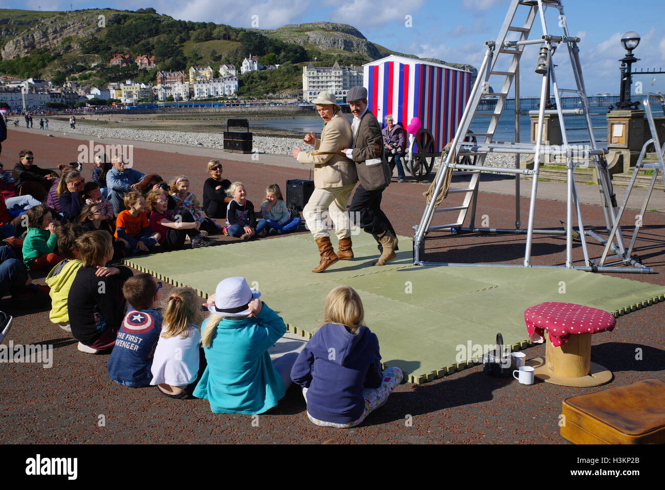 Performers at Llandudno Arts Week LLAWN04 Stock Photo - Alamy