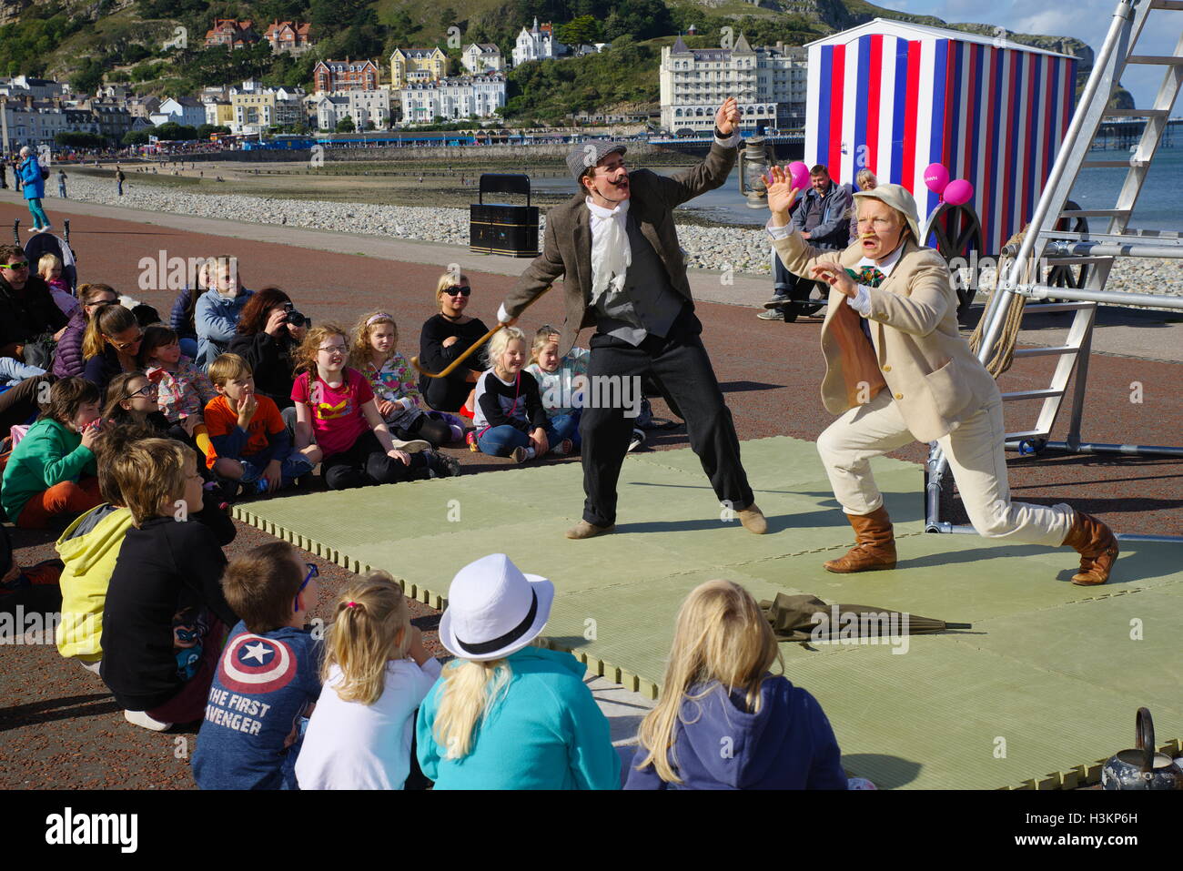 Performers at Llandudno Arts Week LLAWN04 Stock Photo - Alamy