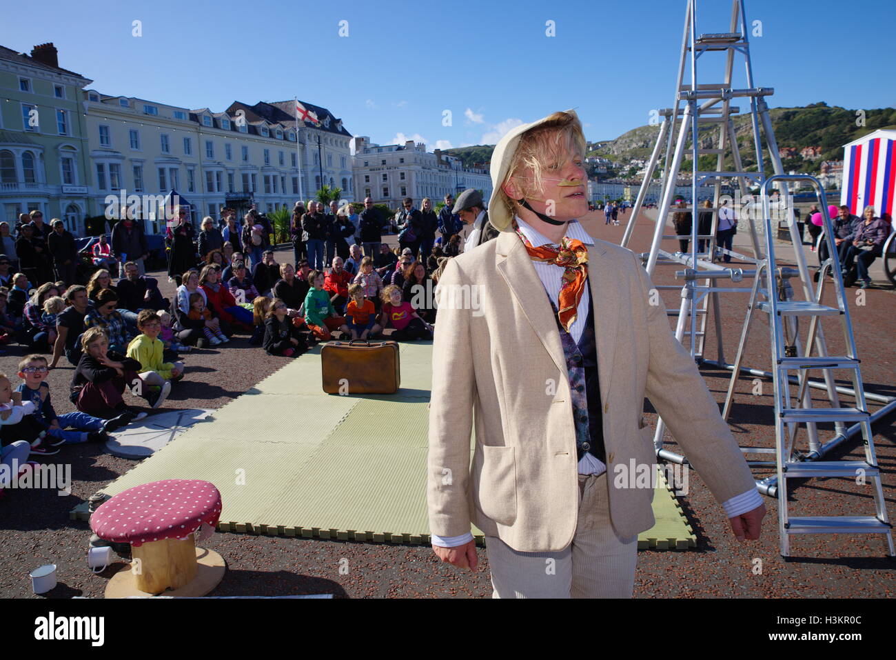 Performers at Llandudno Arts Week LLAWN04 Stock Photo - Alamy