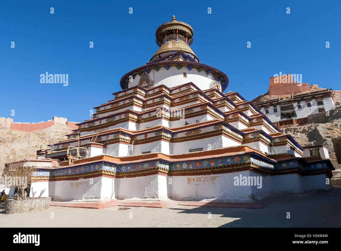 Kumbum stupa gyangtse tibet hi-res stock photography and images - Alamy