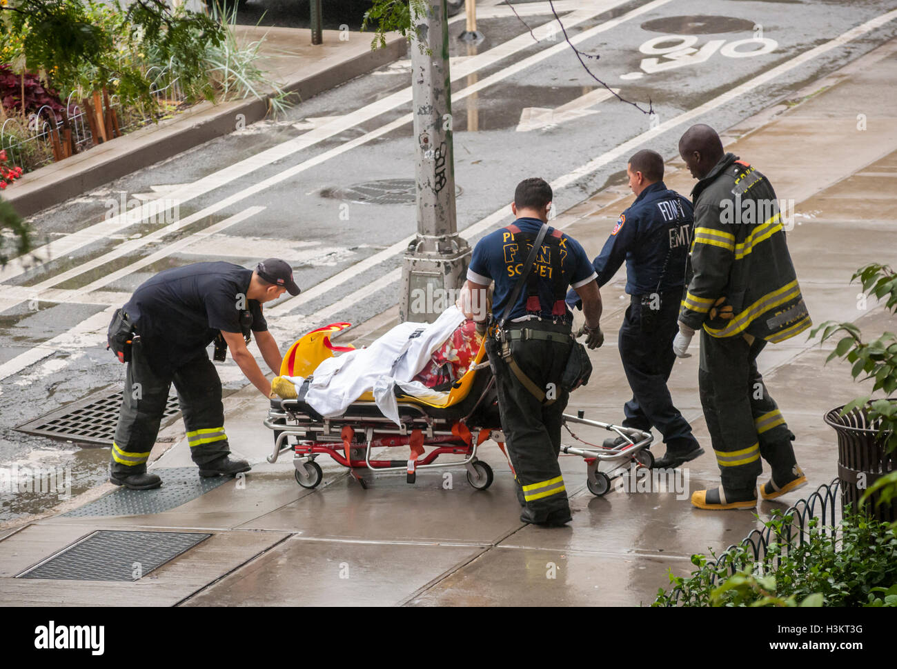 Group emergency medical technicians in hi-res stock photography and ...