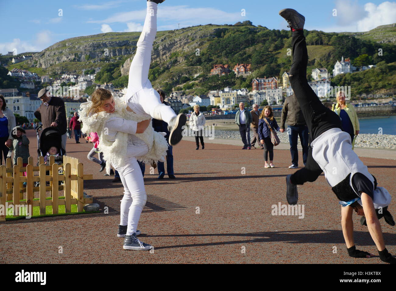 Performers at Llandudno Arts Week LLAWN04 Stock Photo - Alamy