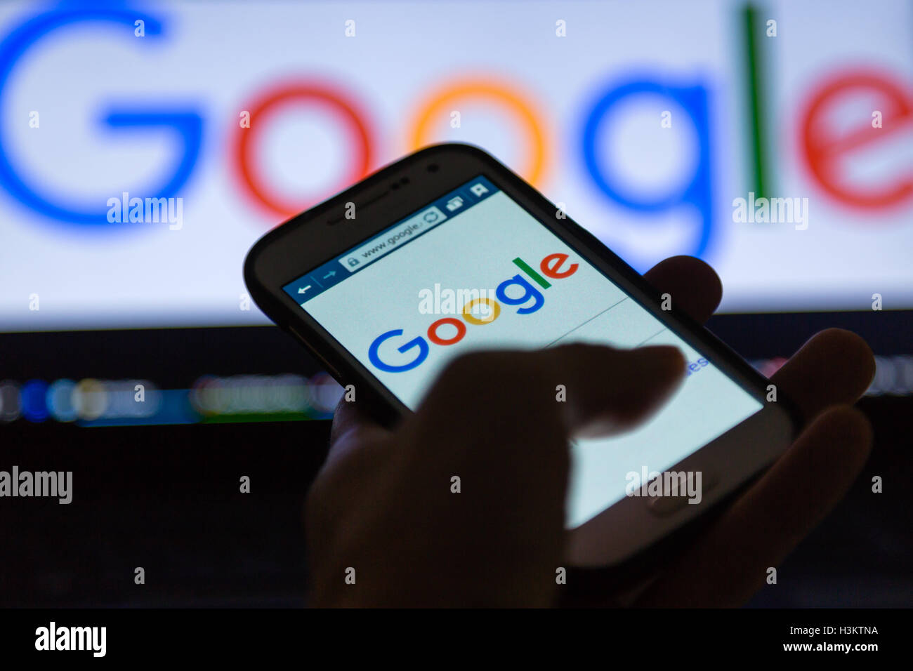 Hand shows smartphone green screen hi-res stock photography and images ...