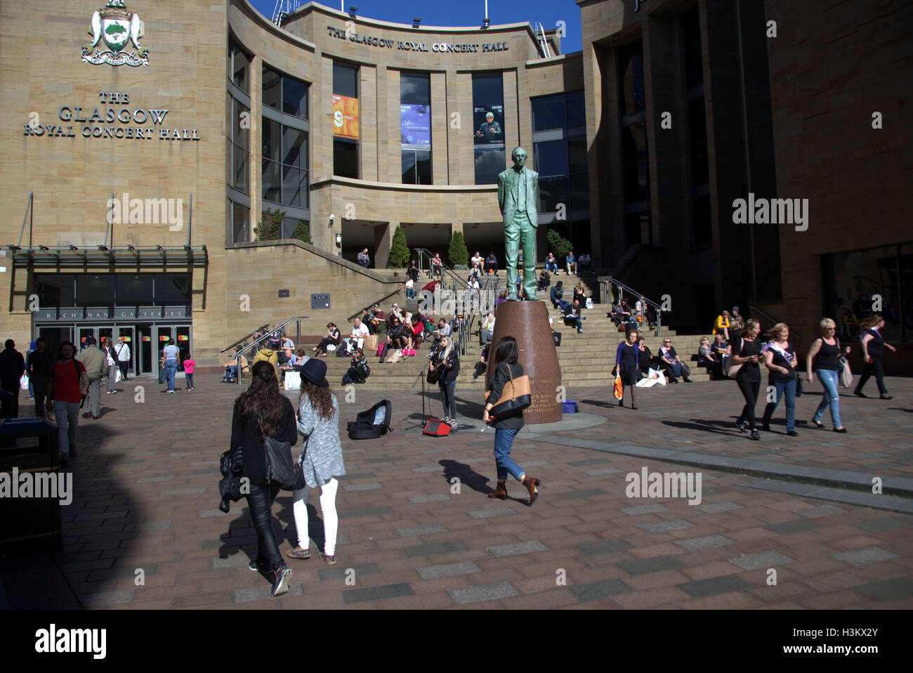 Stone lion centre street hi-res stock photography and images - Alamy