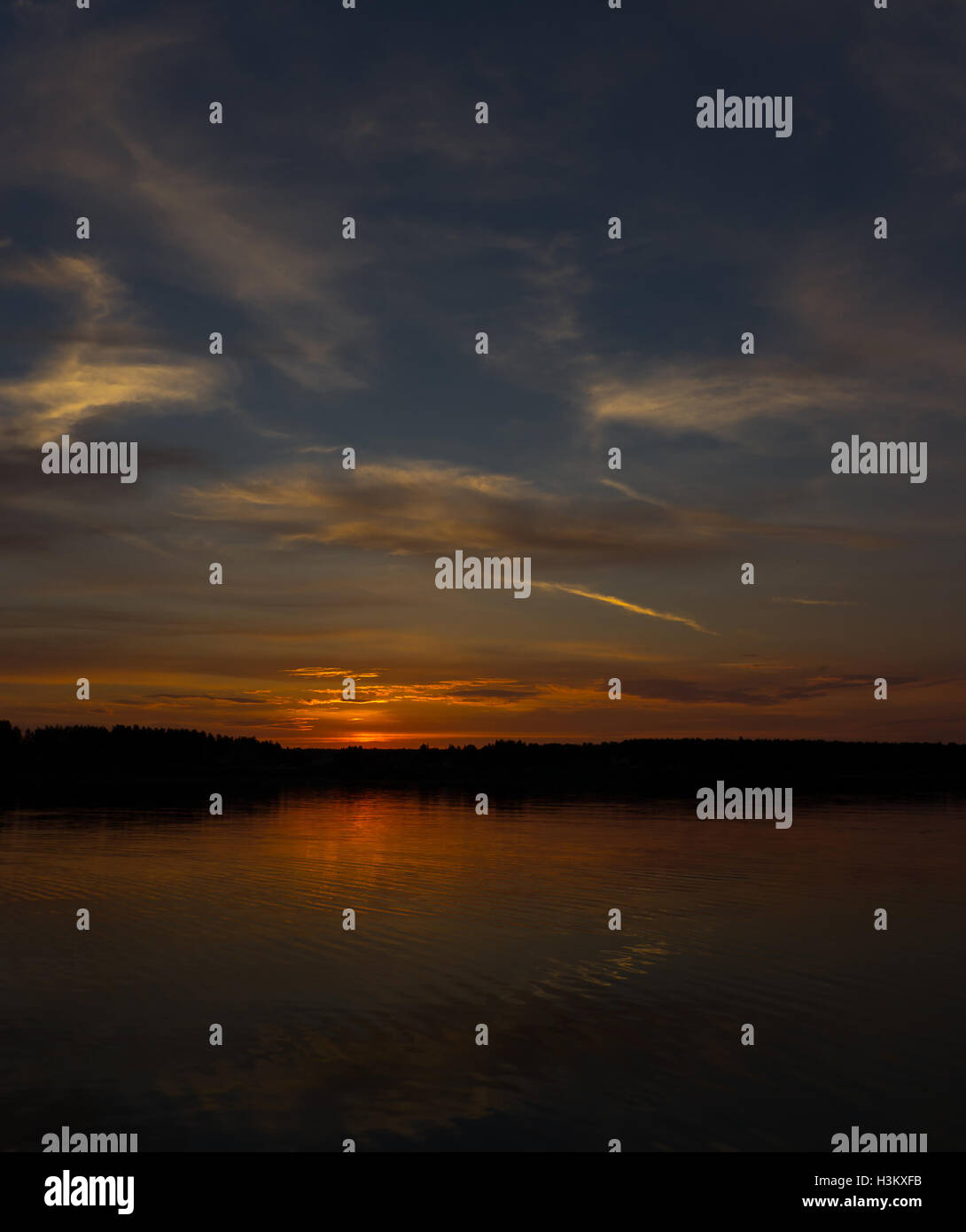 Red sun reflection on river hi-res stock photography and images - Alamy