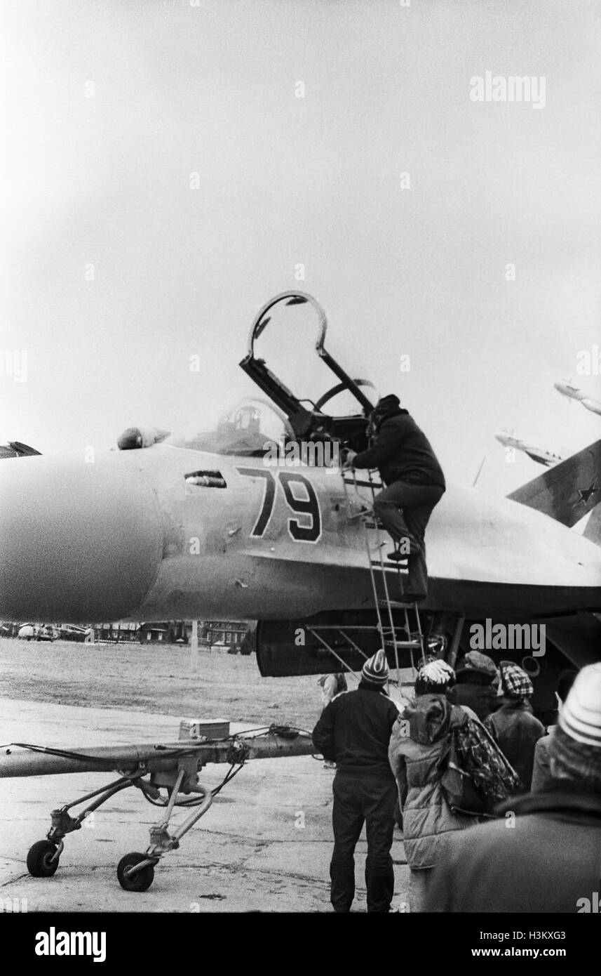 Russian fighter aircraft sukhoi su 27 Black and White Stock Photos ...
