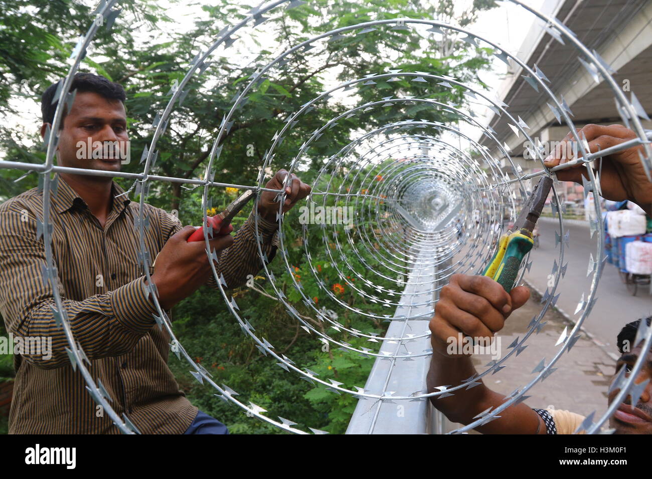 Secured with razor wire on top of the iron fence Stock Photo - Alamy
