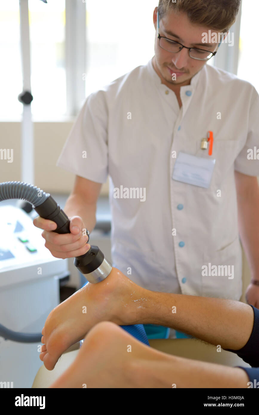 Physiotherapist performs ultrasound physical therapy treatment Stock ...