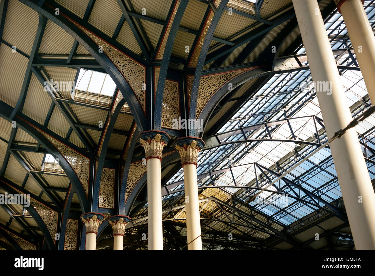 London liverpool street station platforms hi-res stock photography and ...