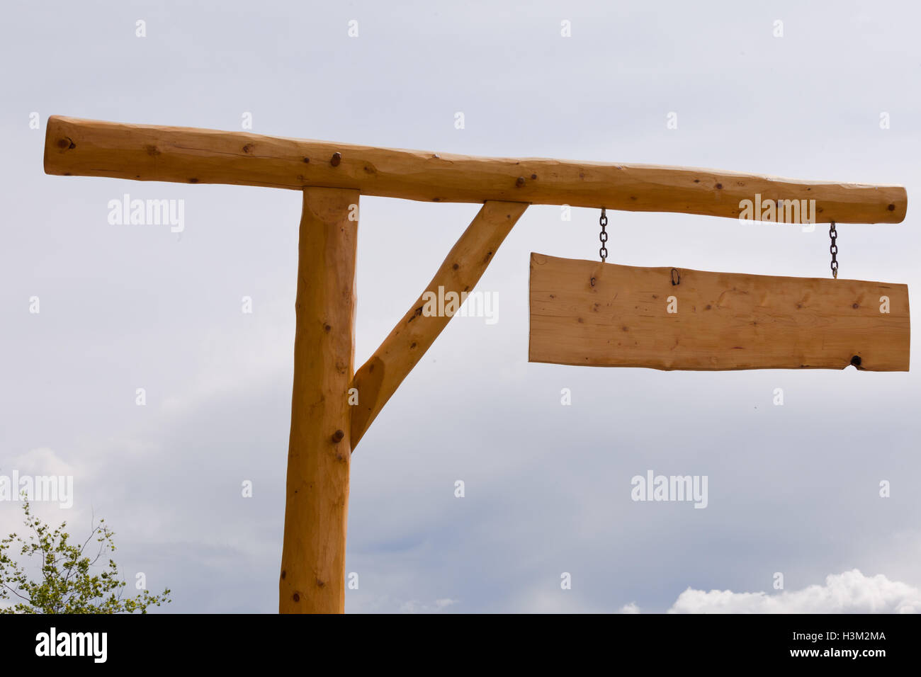 Rustic rural country wooden sign board blank Stock Photo - Alamy