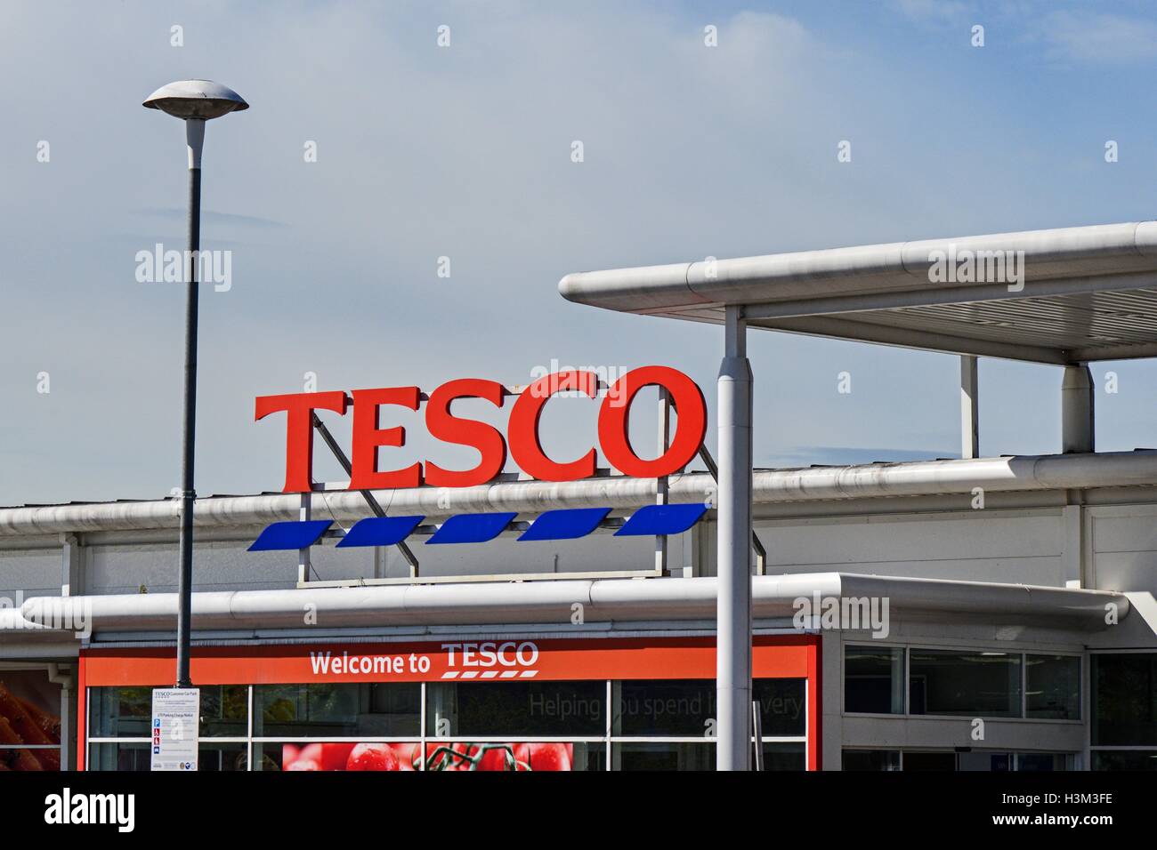 Tesco store hi-res stock photography and images - Alamy