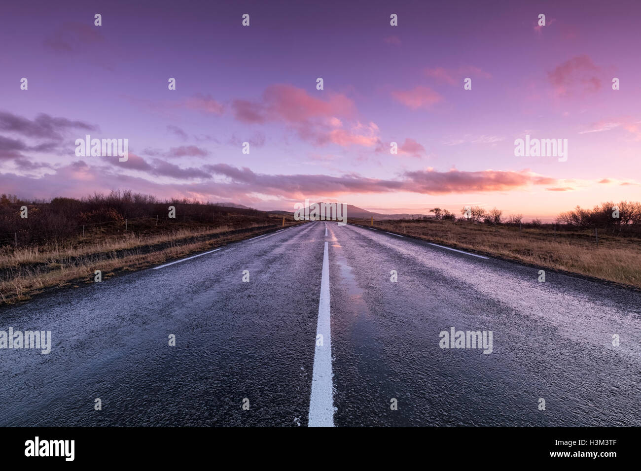 Empty road into distance hi-res stock photography and images - Alamy