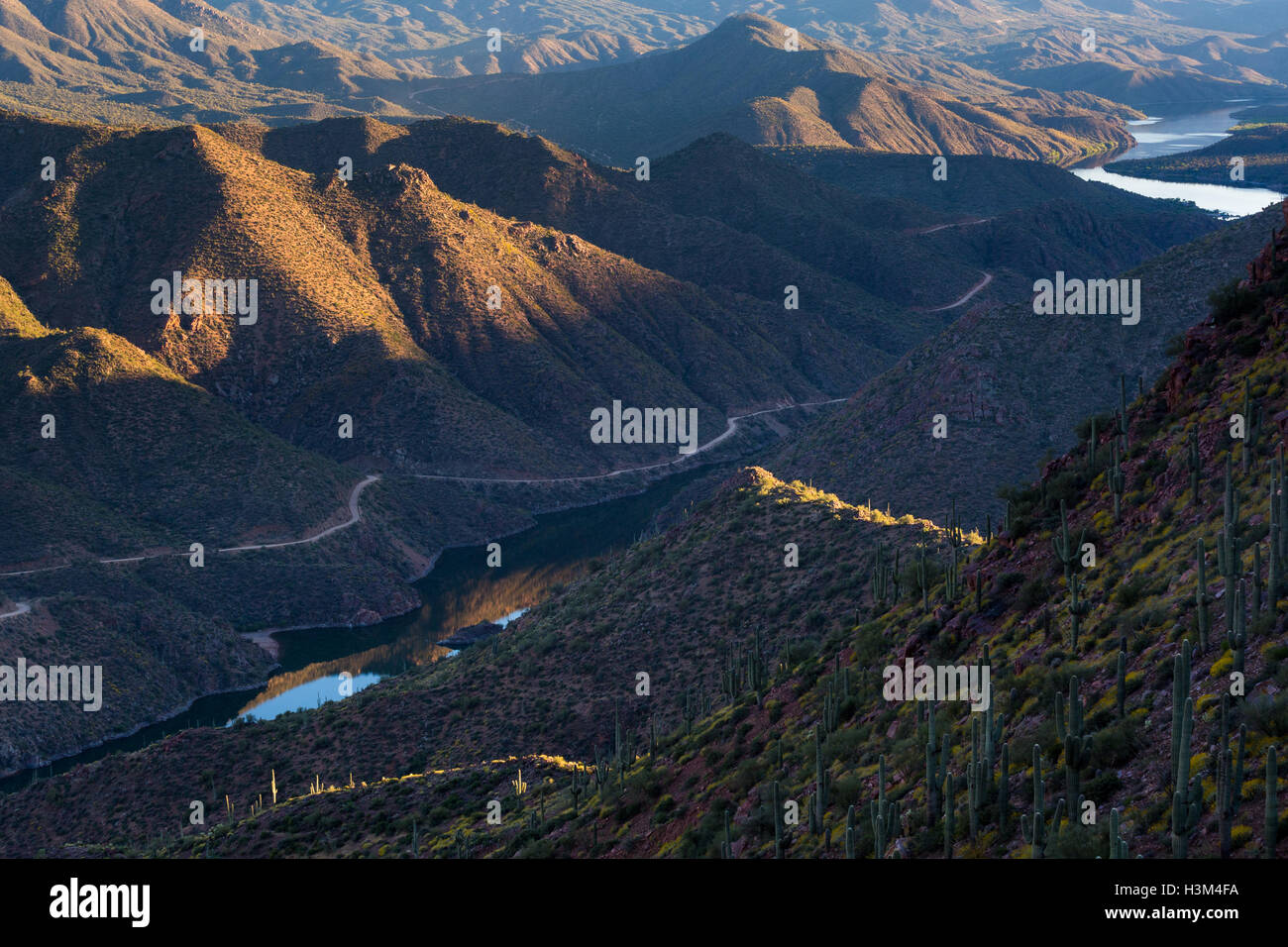 The Apache Trail paralleling the Salt River on its way to Apache Lake ...