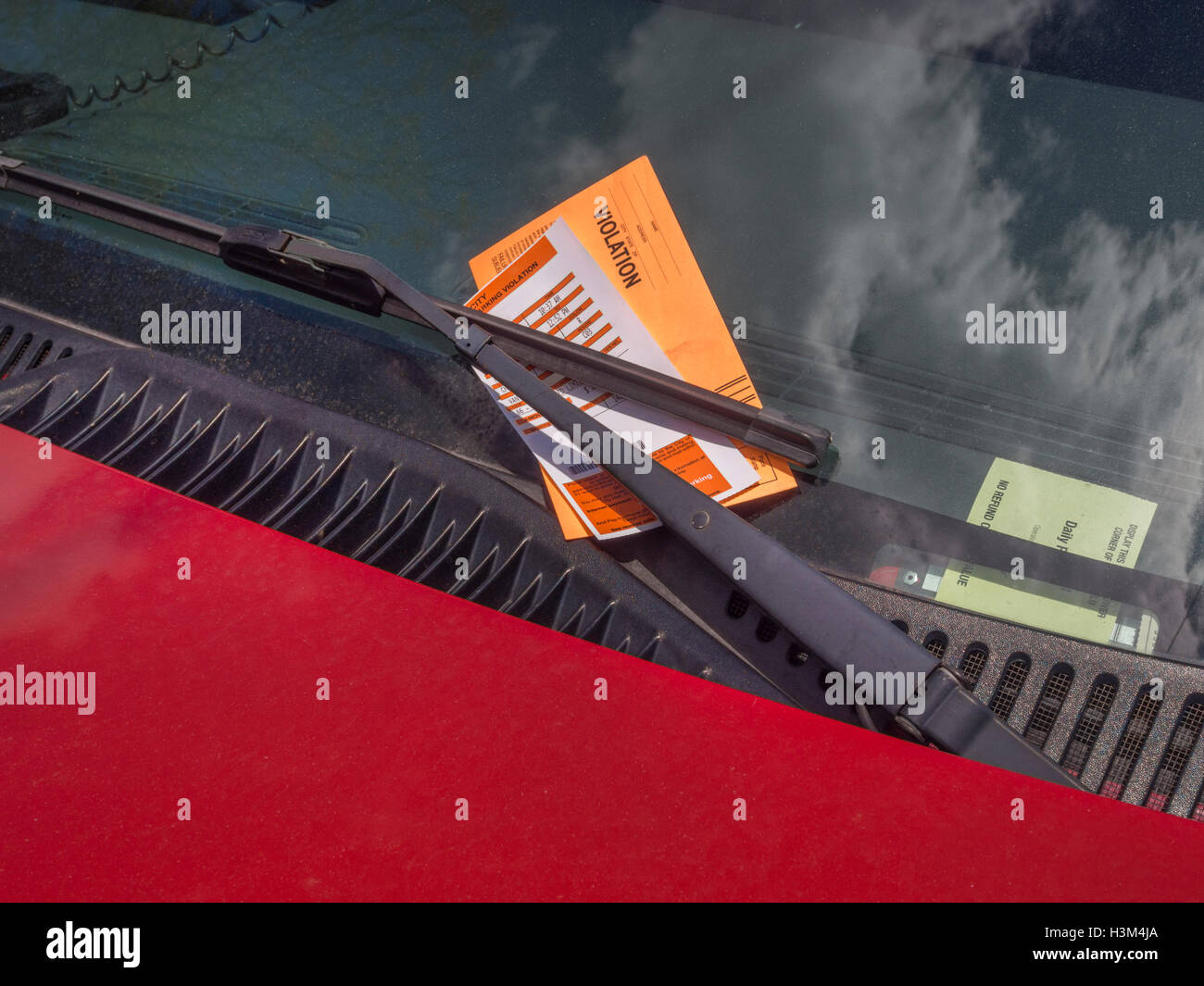 Windshield ticket hi-res stock photography and images - Alamy