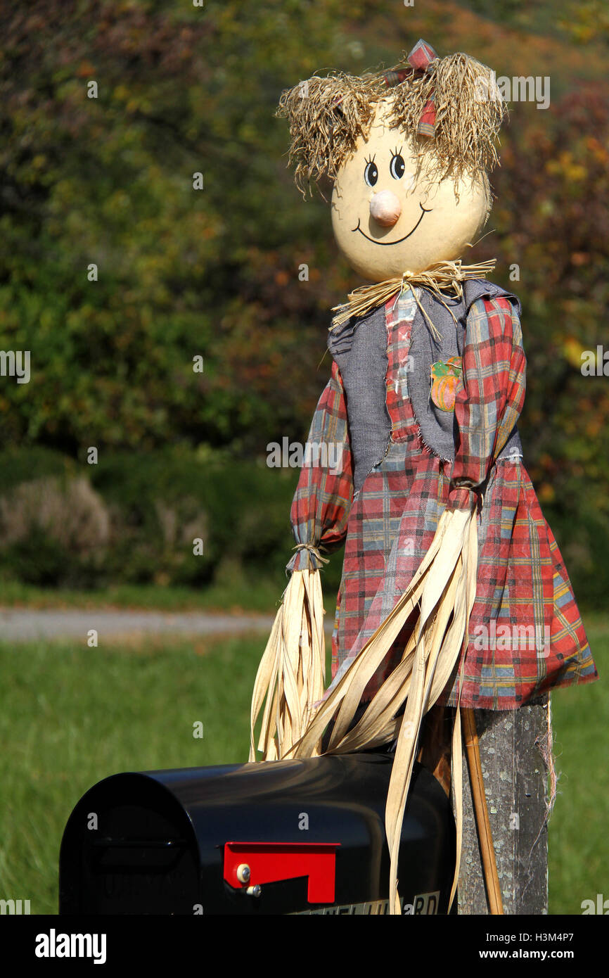 Outdoor fall decoration with scarecrow at mailbox Stock Photo - Alamy