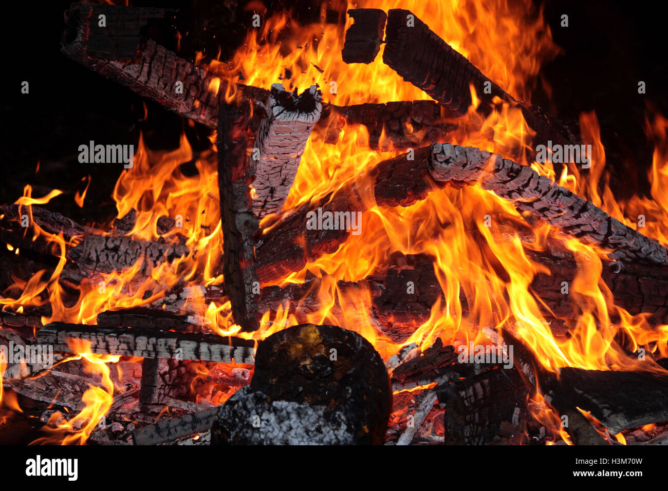 Camp fire in the dark Stock Photo - Alamy