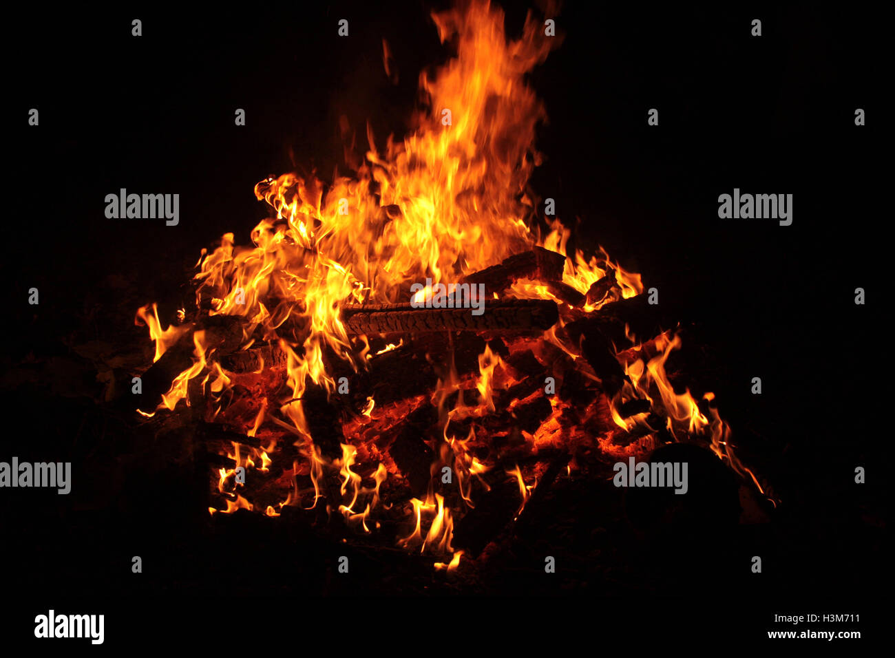 Camp fire in the dark Stock Photo - Alamy