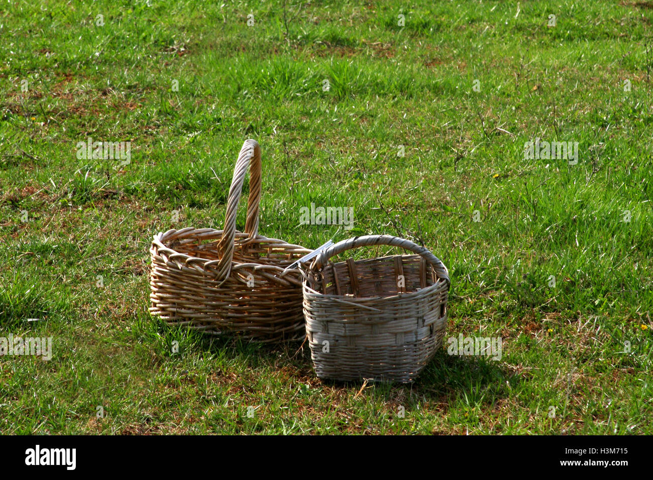 Empty baskets hi-res stock photography and images - Alamy