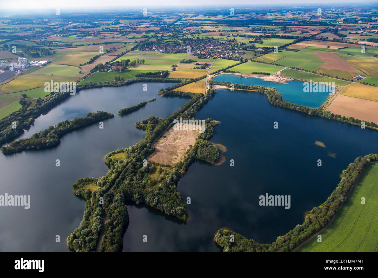 Lower Rhine area, wetlands, near Menzelen-Ost, excavation lake, behind ...