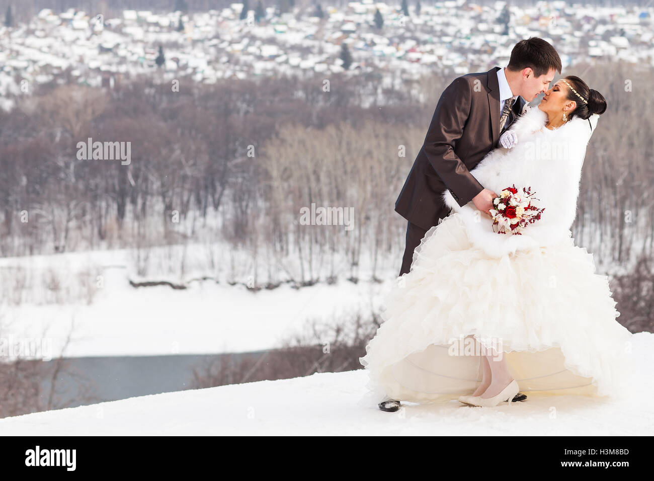 Winter wedding. Beautiful young couple bride and groom Stock Photo - Alamy