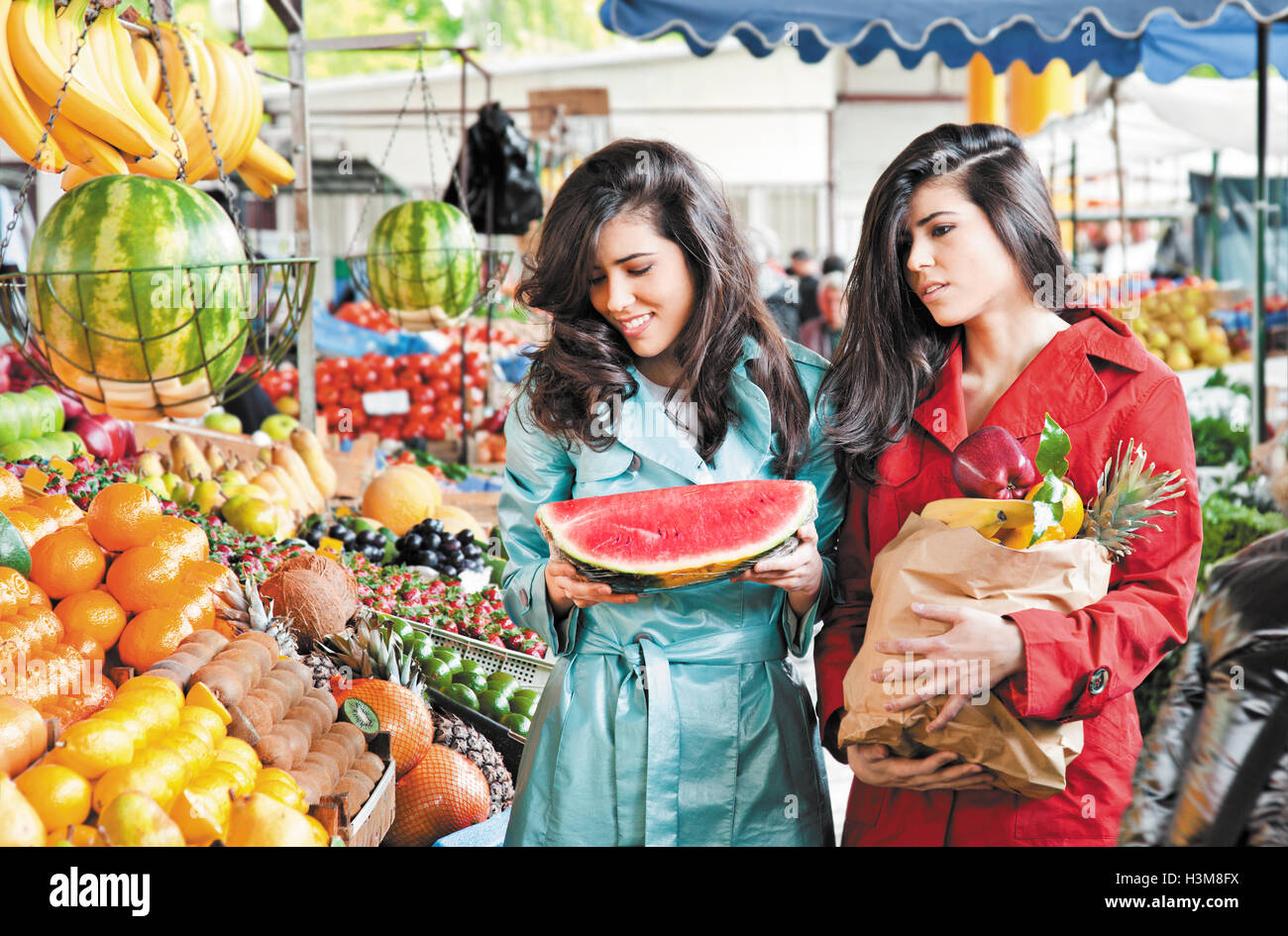 market fruits shopping friends Stock Photo - Alamy