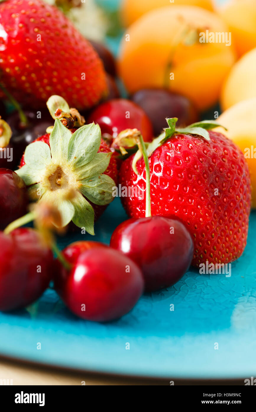 Strawberry fruit heap leaf hi-res stock photography and images - Alamy