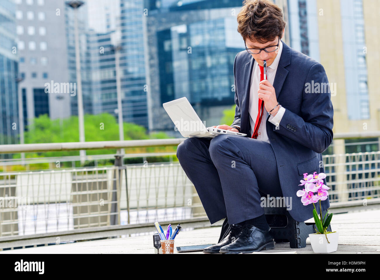 Junior executive dynamic working outside of his office Stock Photo - Alamy