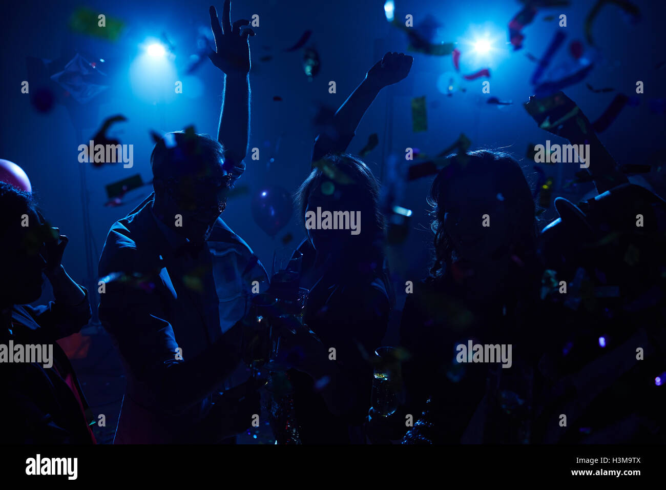 Group nightclub dancing silhouette hi-res stock photography and images ...