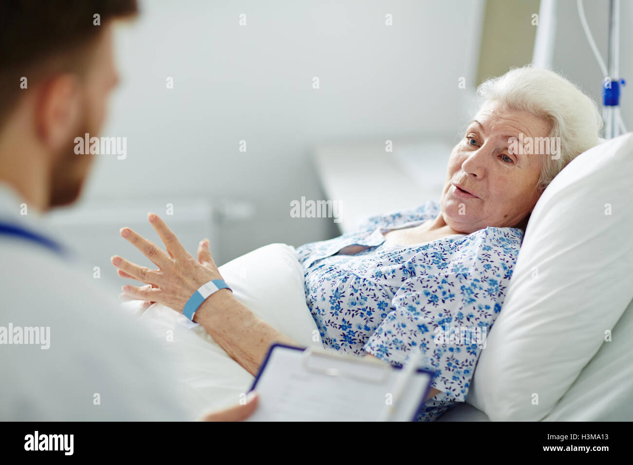 Aged patient telling her doctor how she feels Stock Photo - Alamy