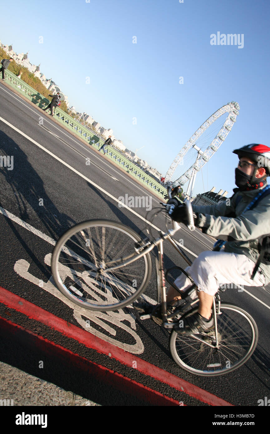 Green space london bike lane hi-res stock photography and images - Alamy