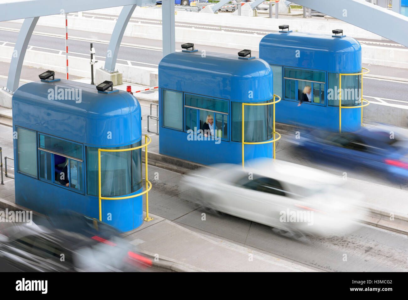 Car driving through bridge hi-res stock photography and images - Alamy