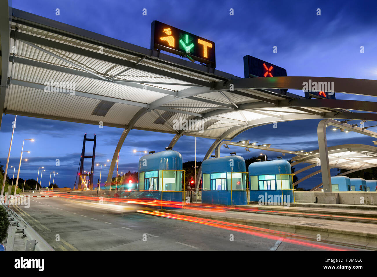 Night road cars hi-res stock photography and images - Alamy