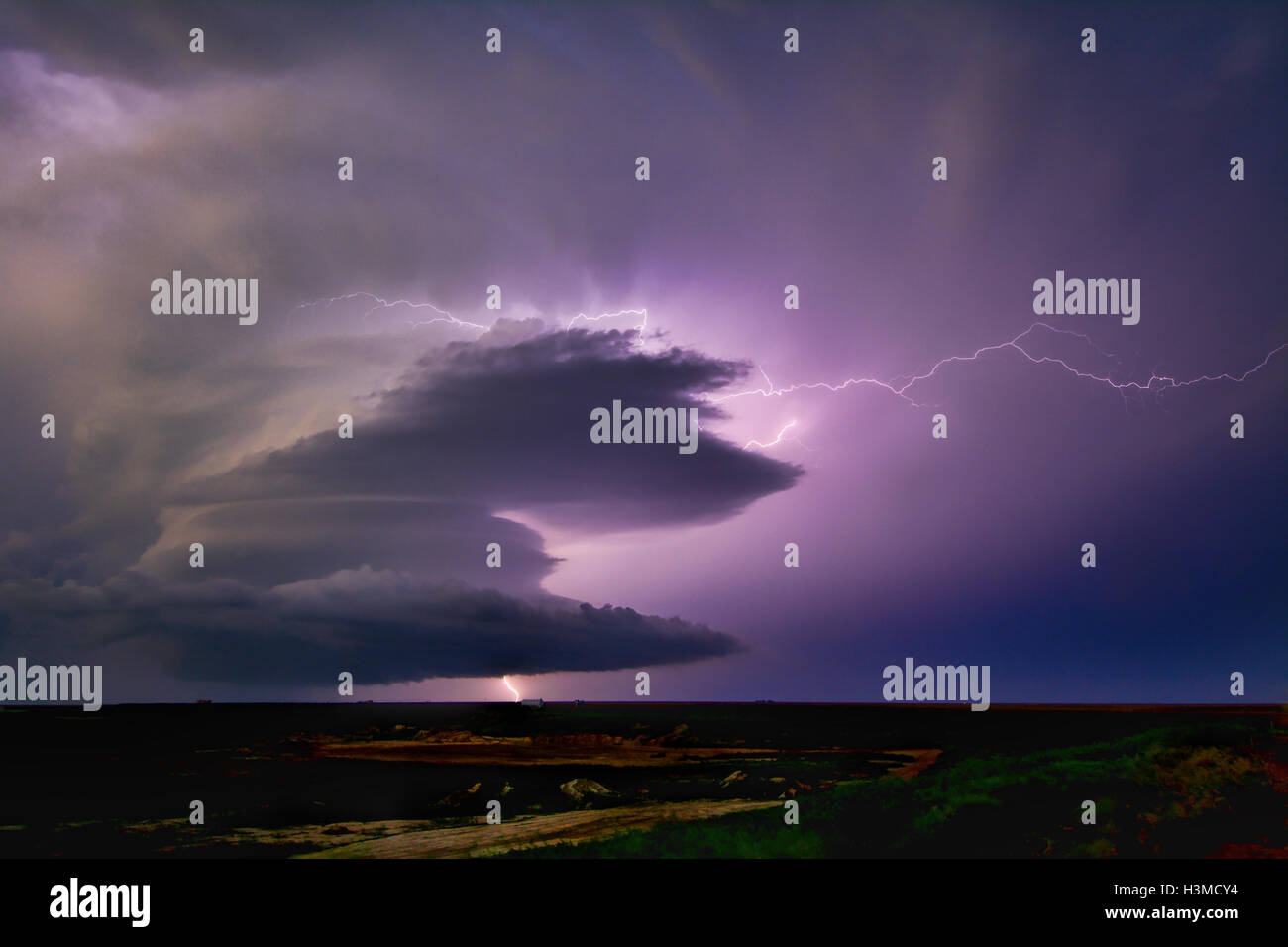 Supercell lightning hi-res stock photography and images - Alamy