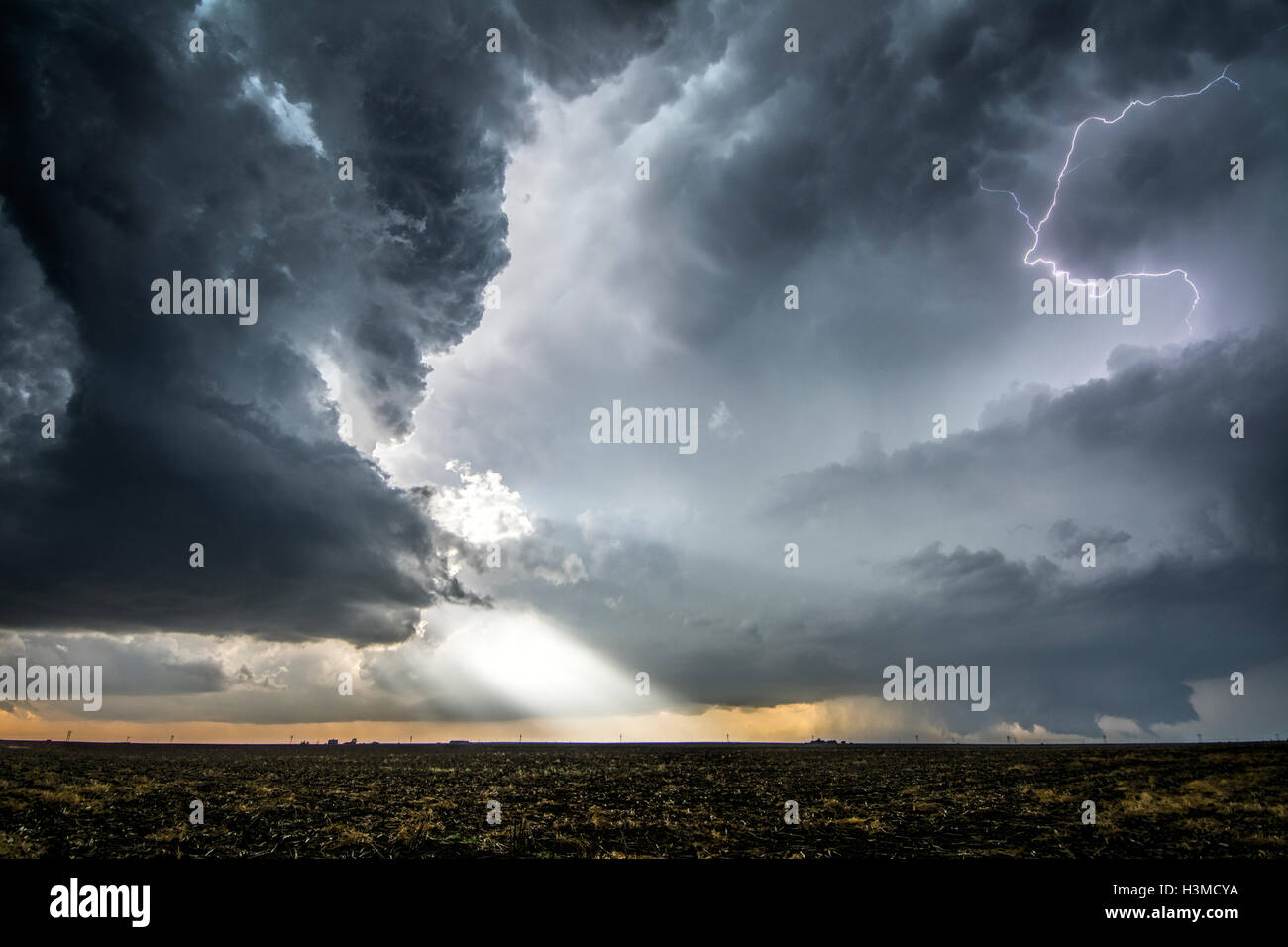 Supercell storm kansas hi-res stock photography and images - Alamy