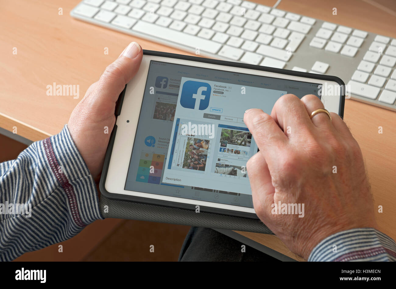 Applications inside facebook hi-res stock photography and images - Alamy