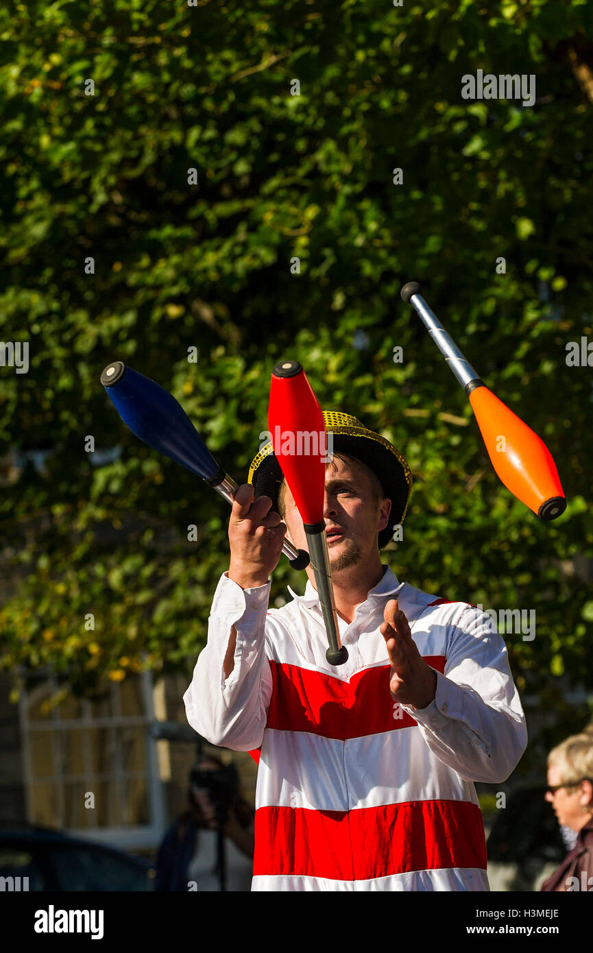 Juggler dexterity hi-res stock photography and images - Alamy