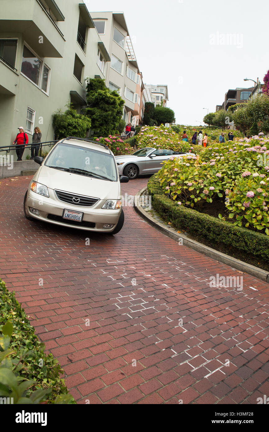 View of landmark Lombard Street, crooked street, in San Francisco ...