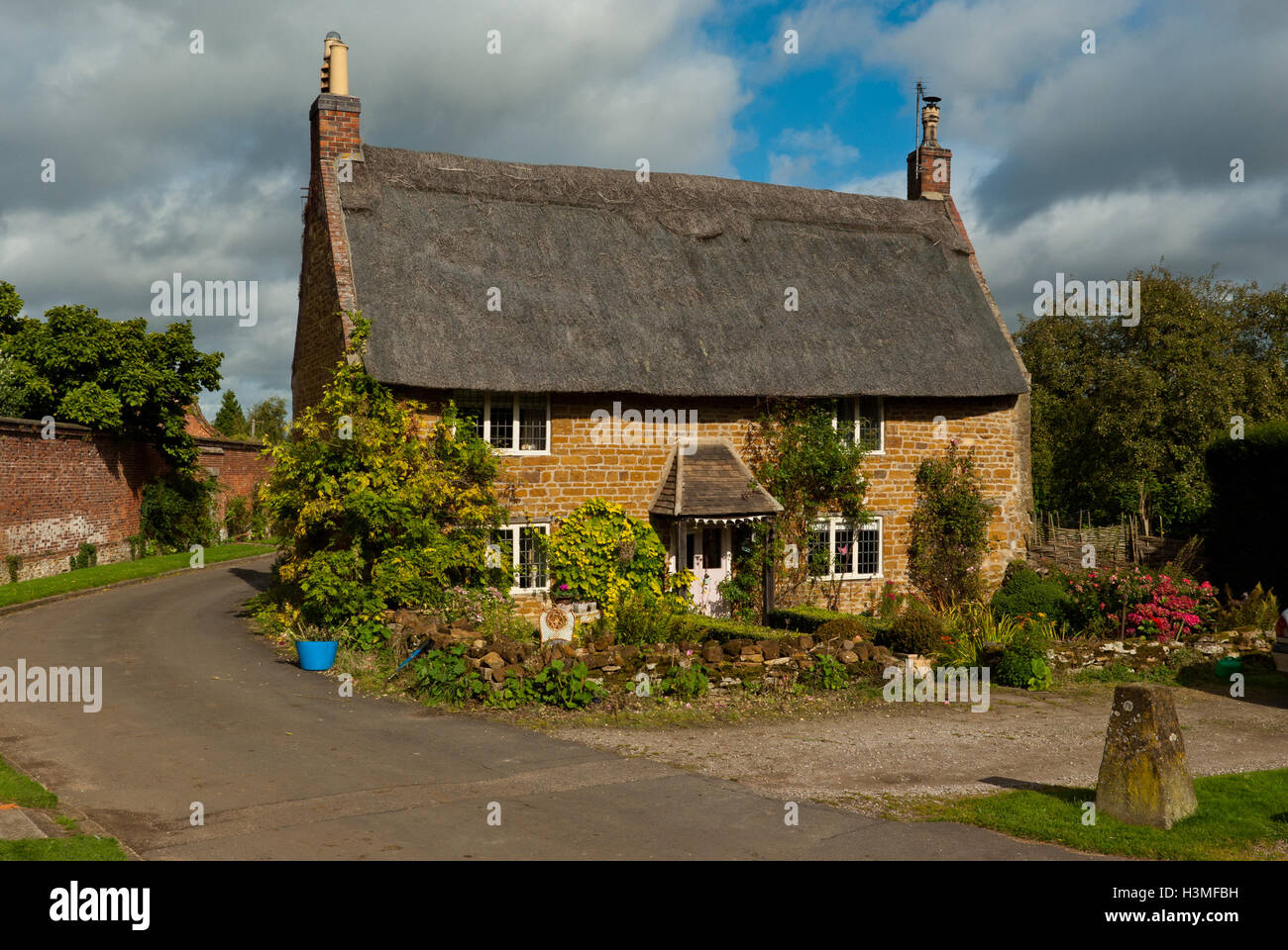 Detached cottage hi-res stock photography and images - Alamy