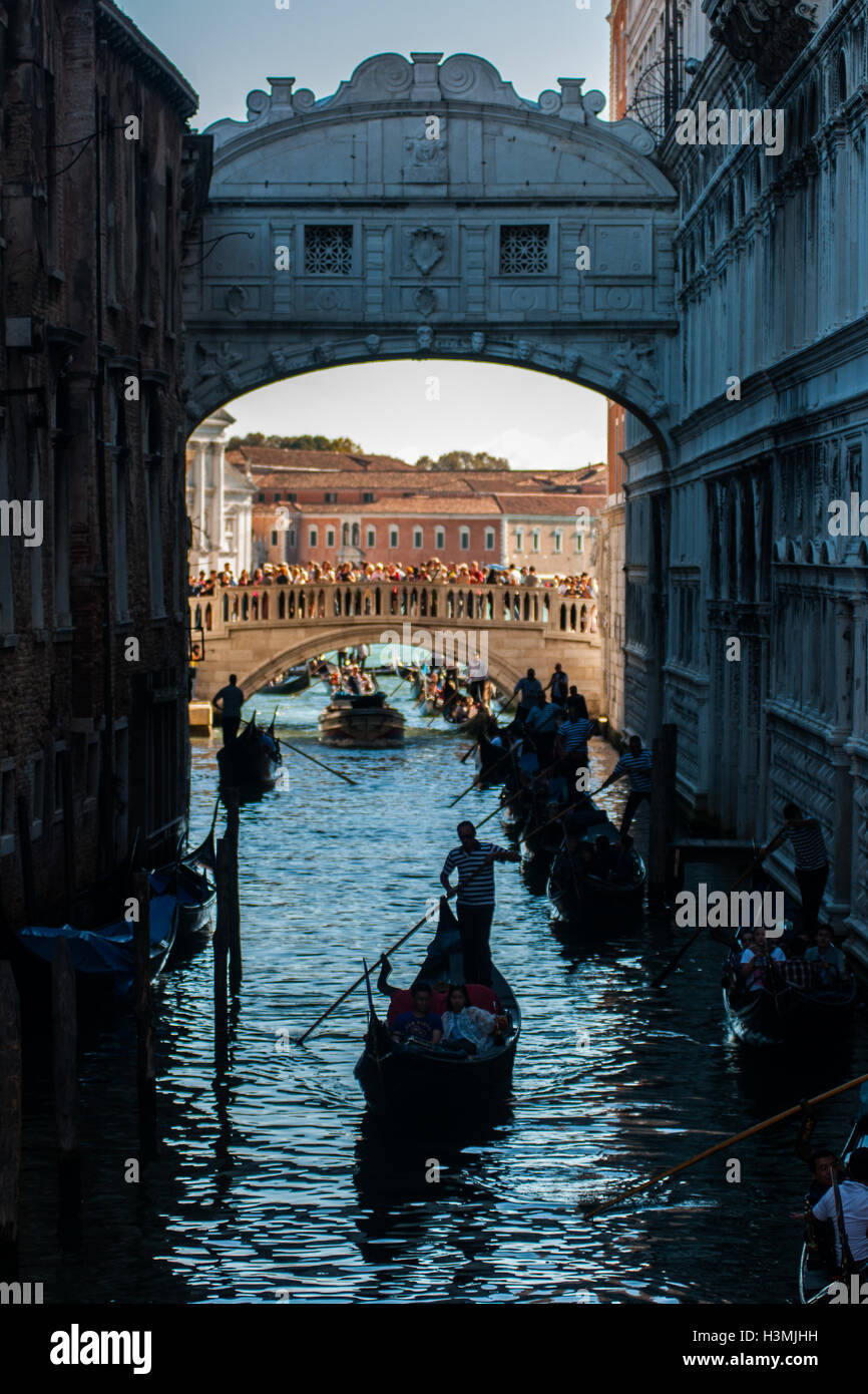 Gondolas sospiri bridge in venice hi-res stock photography and images ...