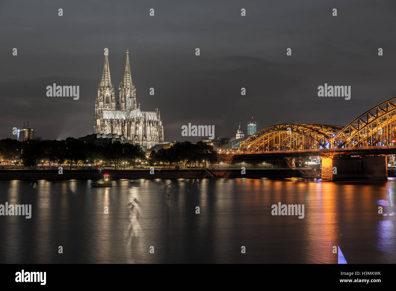 Illuminated Cologne Cathedral at night in Cologne Stock Photo - Alamy