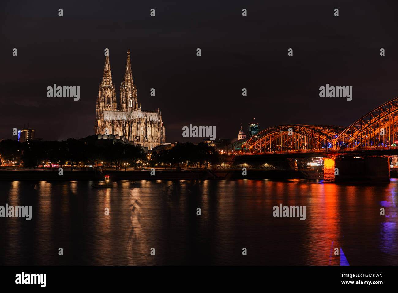 Illuminated Cologne Cathedral at night in Cologne Stock Photo - Alamy